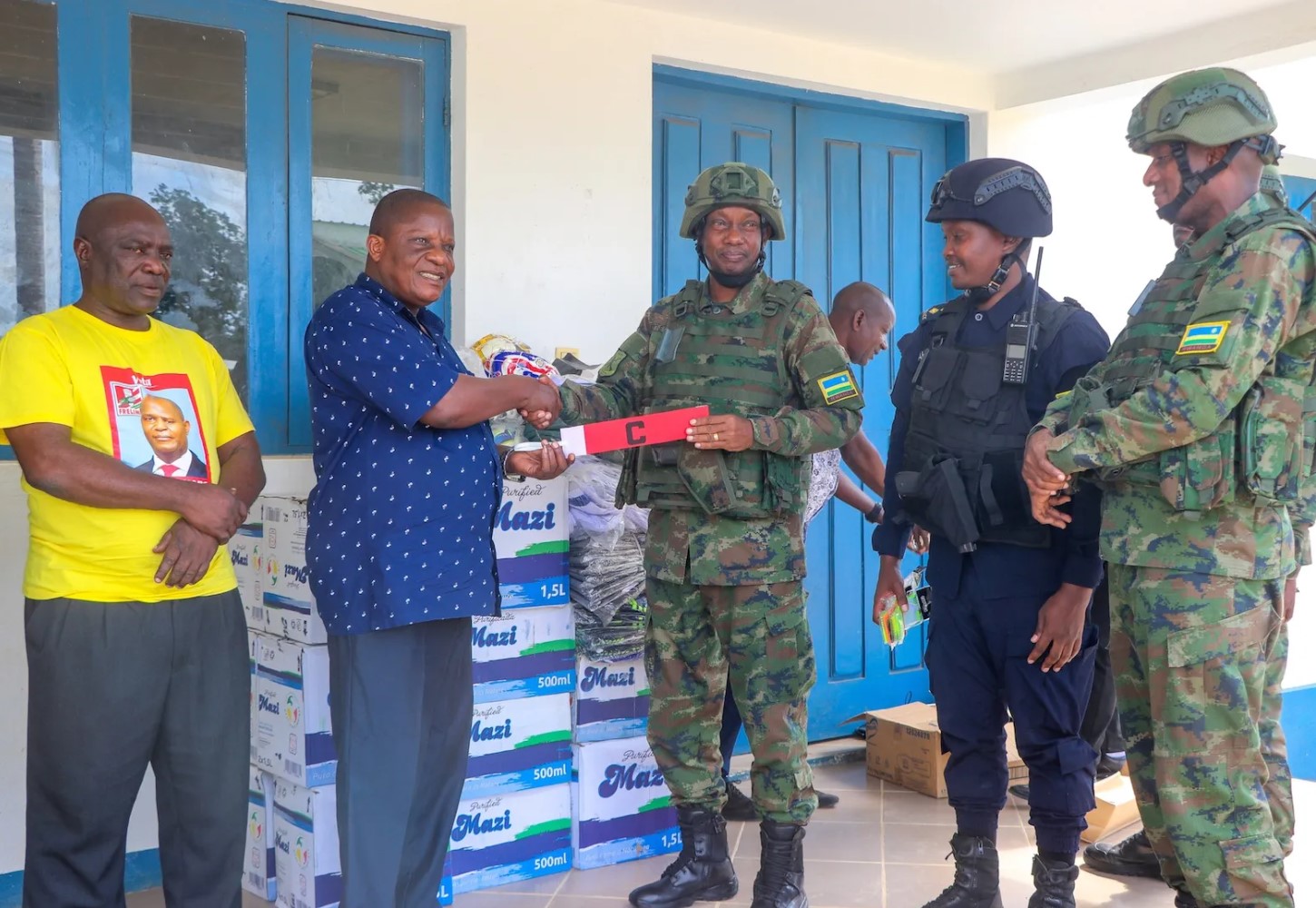 Ingabo z’u Rwanda ziri muri Mozambique zageneye urubyiruko ibikoresho ...