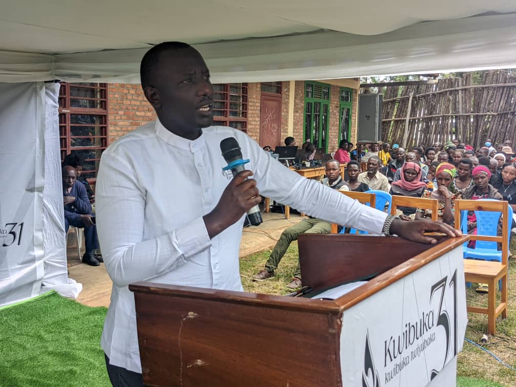 Rustiro/Mushubati: Umubiri w’uwazize Jenoside washyinguwe mu cyubahiro - Rebero