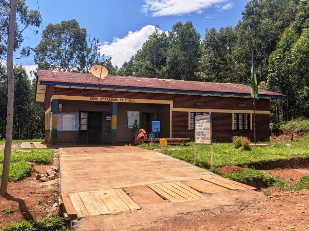 Nyamasheke: Umugabo wari mu murima n’umugore we yazengereye yitura hasi ...