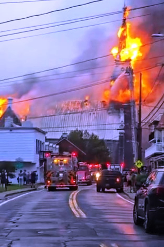 Umuriro watewe n'umurabyo usenya itorero ryamateka muri Saint-Ours - Rebero